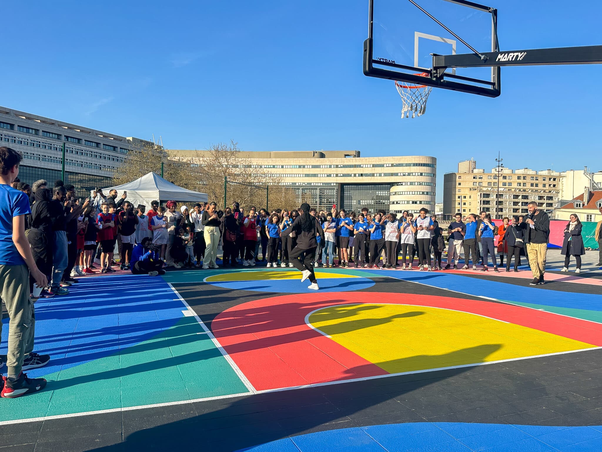 Fresques sur le terrain de basket de l'Accor Arena avec XKUZ