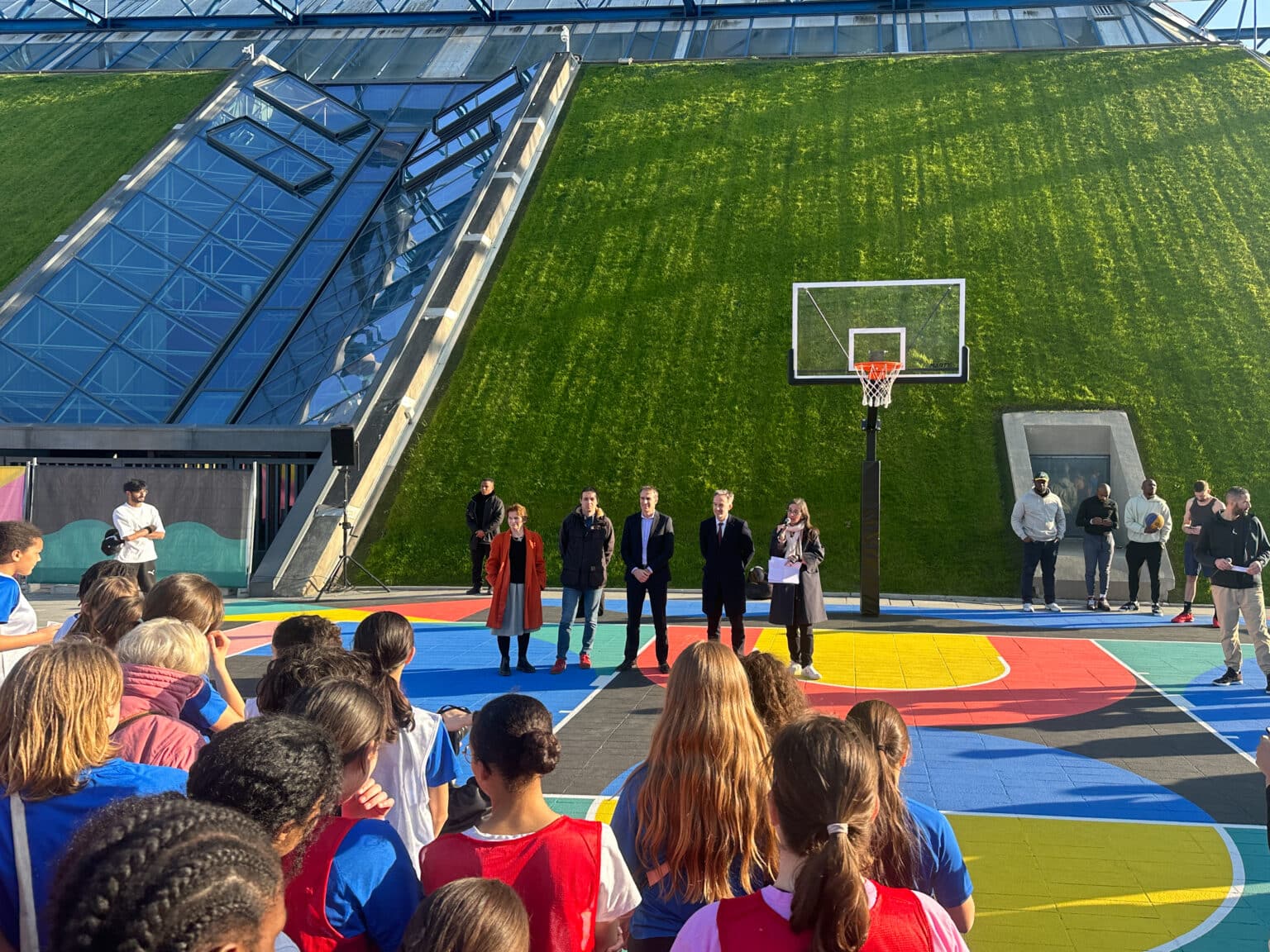 Fresques sur le terrain de basket de l'Accor Arena avec XKUZ