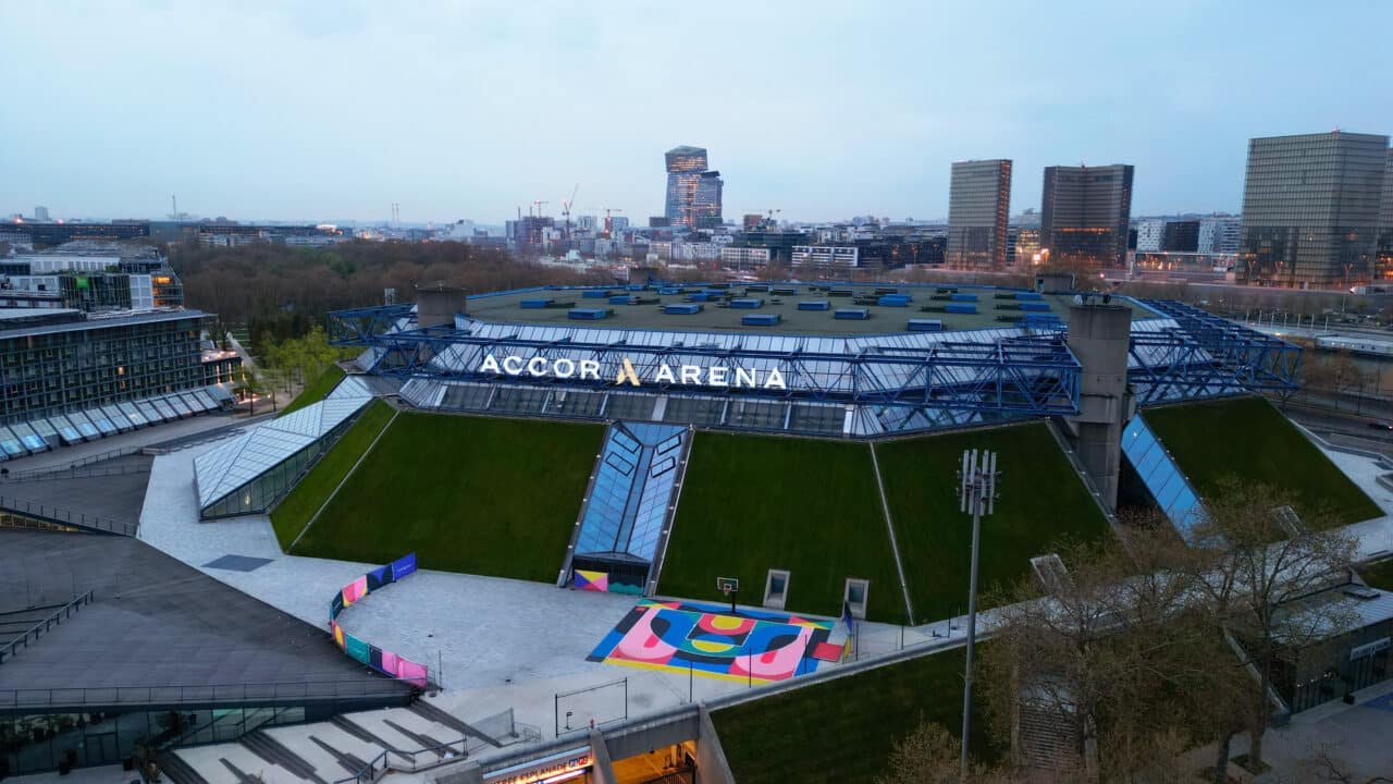 Fresques sur le terrain de basket de l'Accor Arena avec XKUZ
